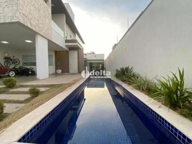 Casa em 2 pavimentos disponível para venda no bairro Jardim Karaíba em Uberlândia MG