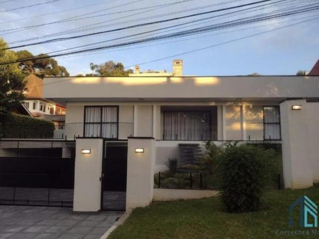 Casa em 2 terrenos com 04 quartos sendo 03 suítes, localização privilegiada, no Pilarzinho em Curiti