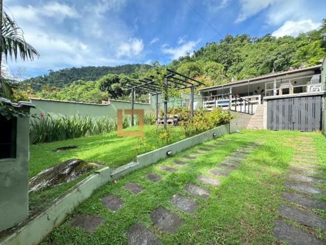 CASA ENCANTADORA A VENDA COM PISCINA COM VISTA PARA O BELISSIMO CORCOVADO EM UBATUBA SP