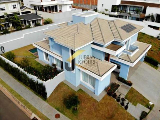 Casa encantadora à venda no Swiss Park, 3 suítes com closet e varanda, garagem para 6 carros