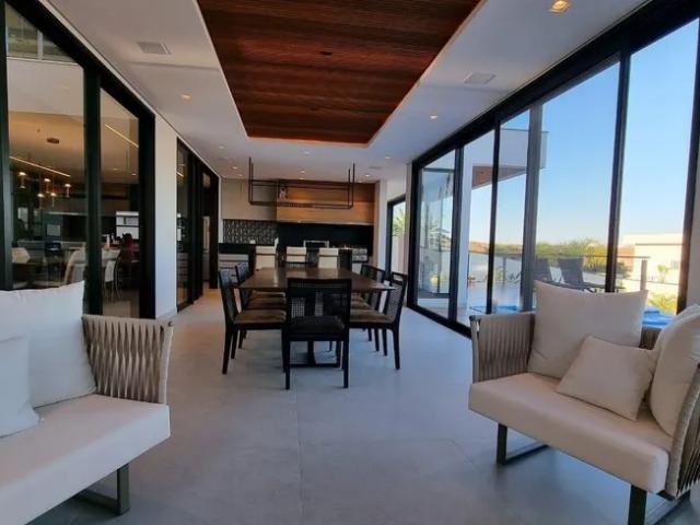 Casa Encantadora à venda no Cond. Reserva do Paratehy com 4 SUÍTES, Com Armarios, 380 m² útil, Entre