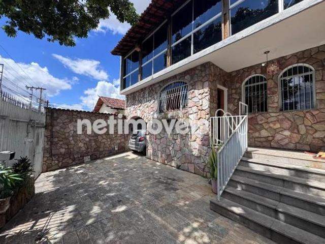 Casa espaçosa na avenida Clara Nunes