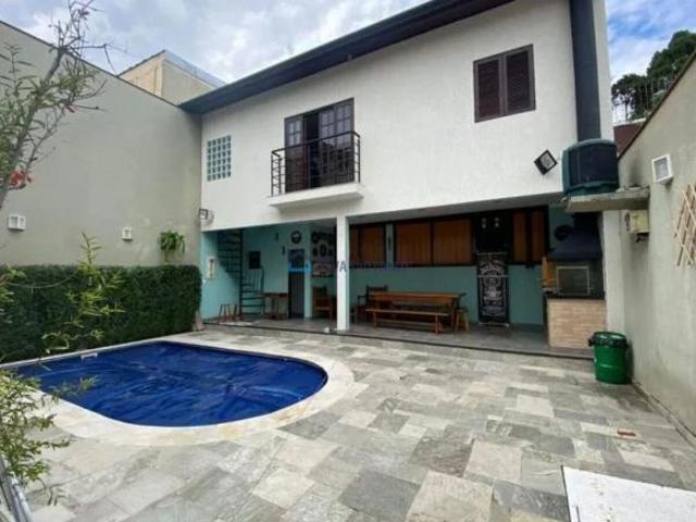 Casa Espaçosa no Brooklin: Varanda, Quintal e Localização Privilegiada Esperam por Você!