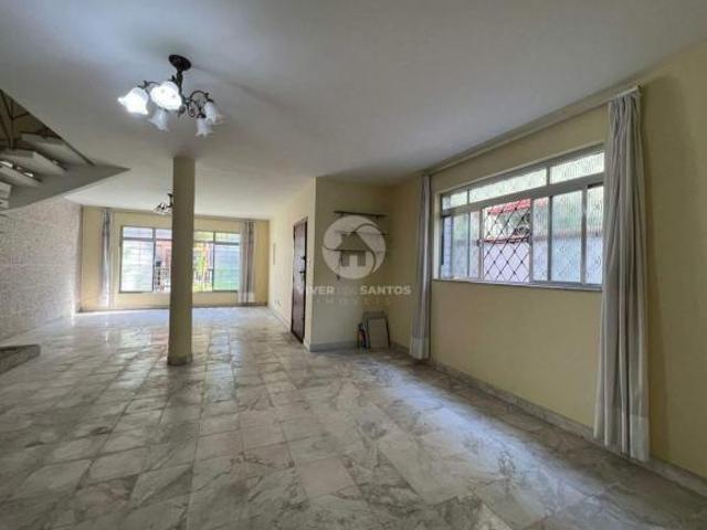 Casa espaçosa no coração do Gonzaga – 330m², perfeita para morar ou investir!