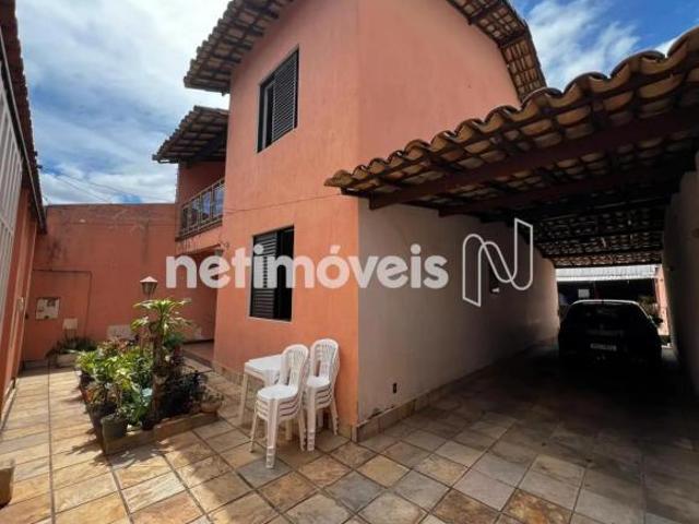 Casa espaçosa à venda no bairro João Pinheiro – localização privilegiada!