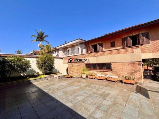 Casa Espaçosa com 4 Quartos, 3 Suítes e Área Gourmet no Condomínio São Paulo II !