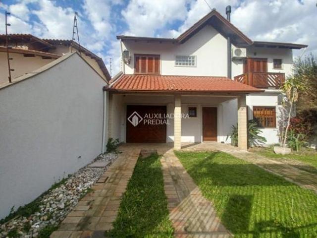 Casa espaçosa com 5 quartos e amplo pátio arborizado em Canoas
