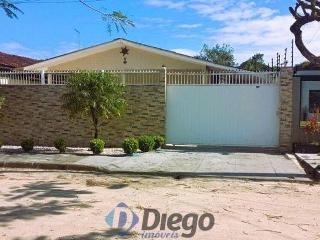 Casa espaçosa com 06 quartos, piscina privativa e localização privilegiada em Praia de Leste