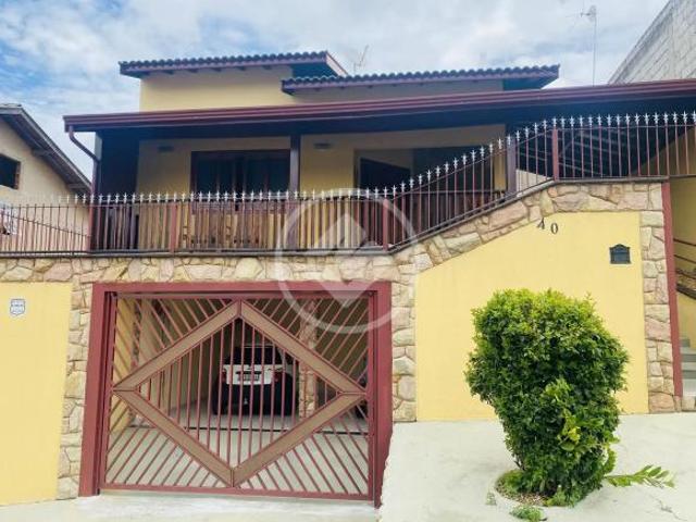 Casa espaçosa com 260 m², 990.00 3 dormitórios, 3 vagas, edícula e aceita permuta à venda em Vinhedo