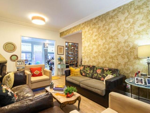 Casa Espaçosa com 3 Dormitórios no Residencial Scenic