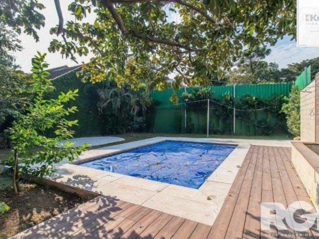 Casa espaçosa com 3 dormitórios, pátio com piscina e 4 vagas