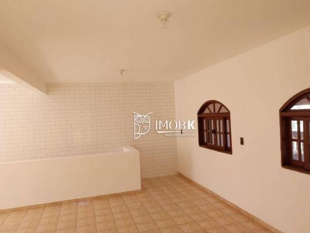 Casa espaçosa com 3 dormitórios, suíte e 3 vagas em terreno de 250m²