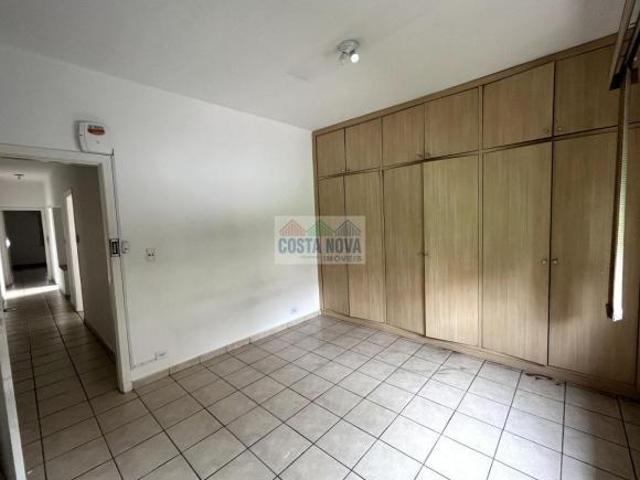 Casa Espaçosa com 3 Quartos e Ampla Área Externa para Locação