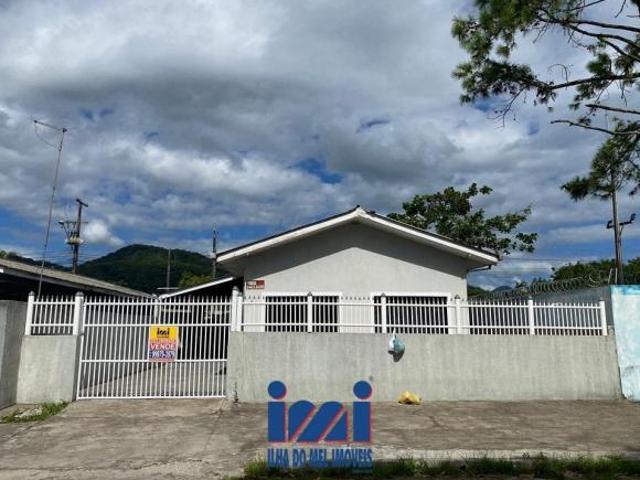 Casa espaçosa com 3 quartos e espaço de quintal