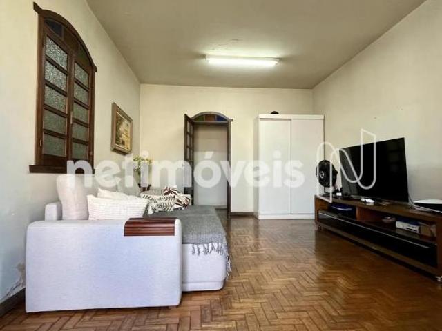 Casa espaçosa com 3 quartos, varanda e amplo quintal no coração do bairro Caiçaras