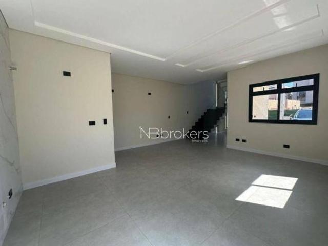 CASA ESPAÇOSA COM 3 SUÍTES E 2 VAGAS EM CONDOMÍNIO FECHADO!
