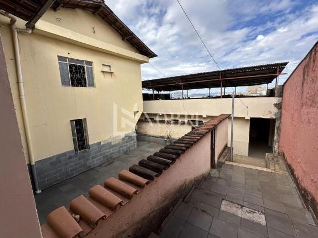 Casa espaçosa com barracão e suíte com banheira no Imbaúbas