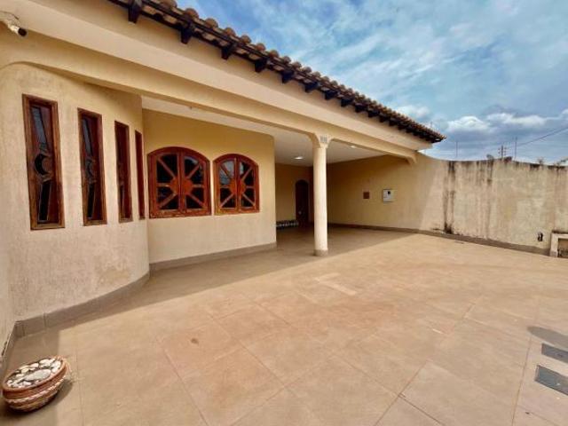 Casa Espaçosa com Energia Solar e Área de Lazer Completa – QNG 24, Taguatinga Norte | 3 Quartos + DC