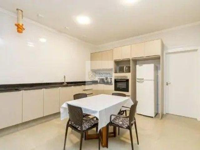Casa Espaçosa com Jardim e Excelente Localização