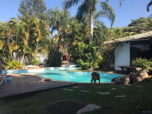 Casa Espaçosa com Jardim Paisagístico e Piscina Granja Viana