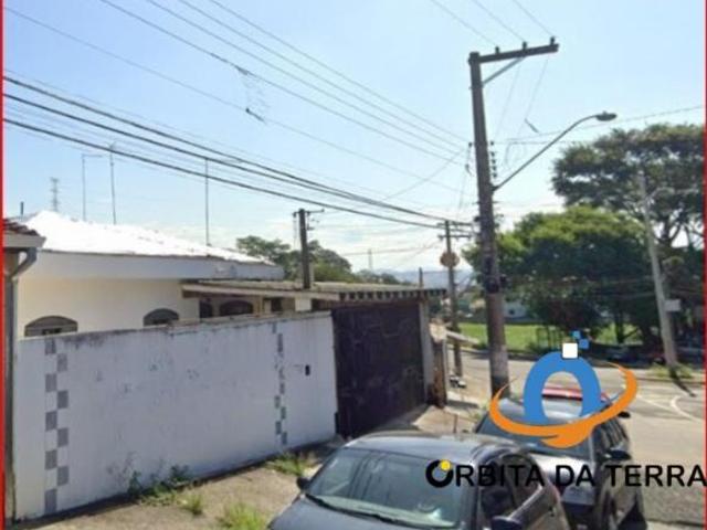 Casa Espaçosa com Localização Privilegiada! Descrição Principal: Locação: 2.500,00 Aceita financiam