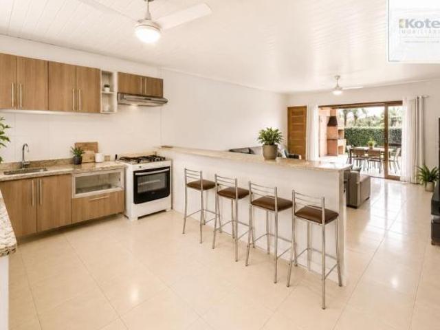Casa Espaçosa com Pátio e 4 Vagas no Partenon
