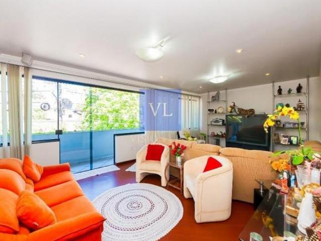 Casa Espaçosa com Piscina à Venda no Bacacheri 416m² Privativos em Terreno de 550m²