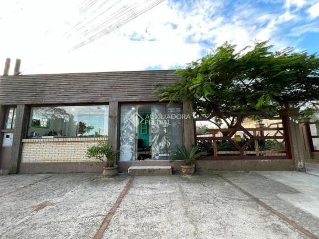 Casa espaçosa, com ponto comercial, no centro de Imbé