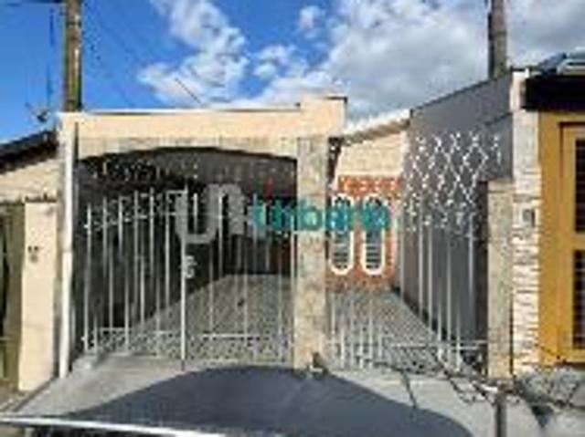 Casa espaçosa de 2 dormitórios com piscina no Jardim Nova São Carlos Imobiliária Urbana