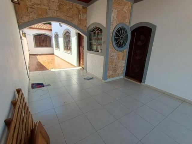 Casa Espaçosa e Completa no Centro de Peruíbe – Oportunidade Exclusiva!