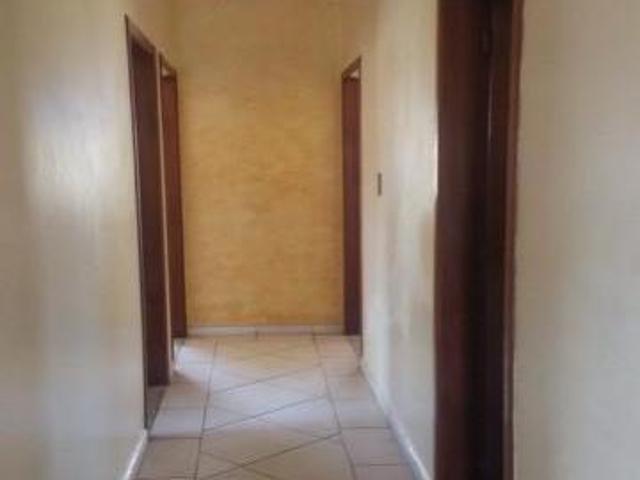 Casa espaçosa e arejada, localizada em rua residencial no bairro Cibratel II próximo a praia
