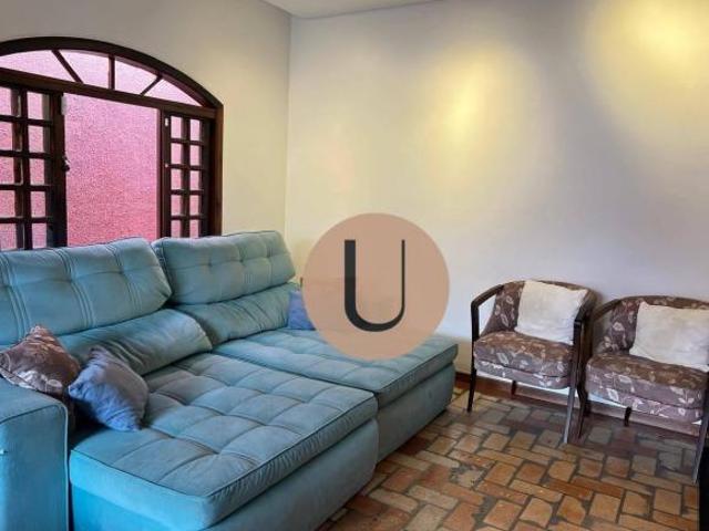 Casa Espaçosa e Iluminada no Alto da Mooca – Oásis Urbano com Quintal e Churrasqueira!