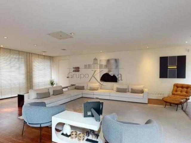 Casa espaçosa e moderna Jardim Europa 4 suítes 859m²