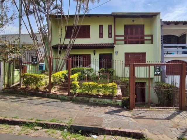 Casa Espaçosa e Semimobiliada com 3 Dormitórios e Lareira no Partenon!