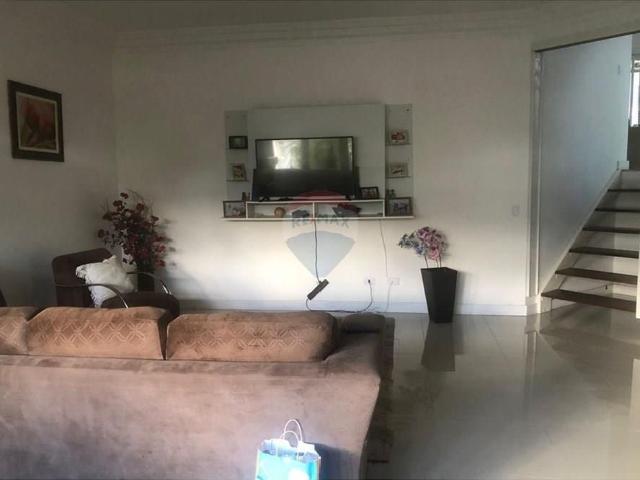 Casa Espaçosa e Prática em Condomínio Completo