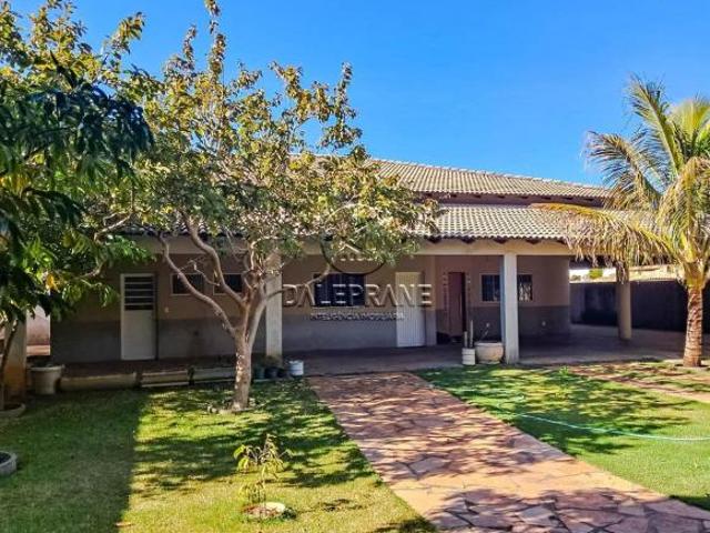 Casa espaçosa em terreno de 1.200m², localizada fora de condomínio