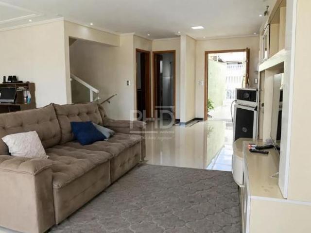 Casa Espaçosa 282m² com 3 Quartos, Varanda e 5 Vagas ao Lado da Chácara Silvestre