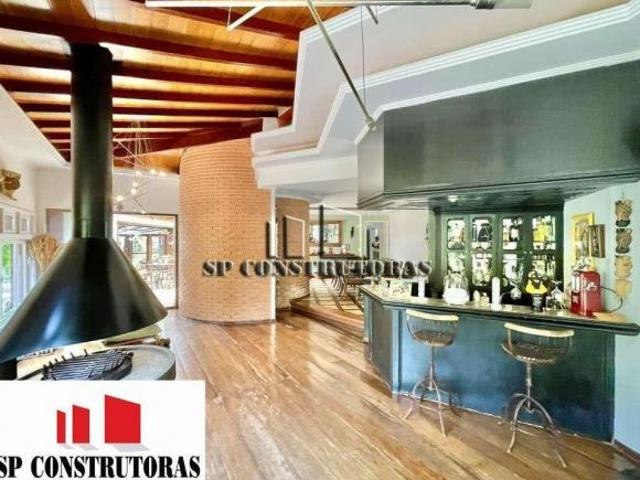 Casa Espacosa AT 628m2 AC 641m2 6 Suites SPA Salao de Festas 14 Vagas Oportunidade!