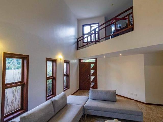 CASA ESPETACULAR NO VILLE DE MONTAGNE – CONFORTO, NATUREZA E SOFISTICAÇÃO!