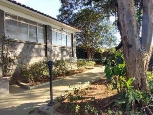 Casa Espetacular com 4 Dormitórios e Quintal Arborizado