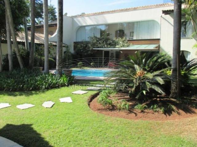 Casa espetacular com projeto de Marcos Tomanik. Gazebo, jardim e piscina com perfeita integração