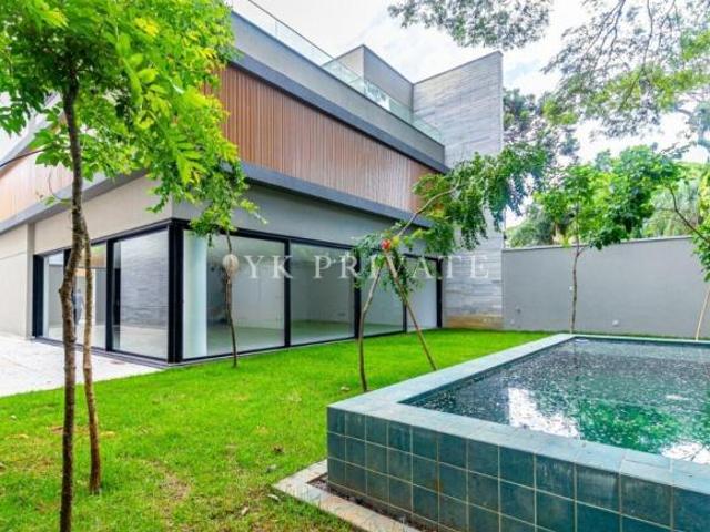 Casa Espetacular em Condomínio Fechado COM 620 M2/3 SUÍTES E 5 VAGAS
