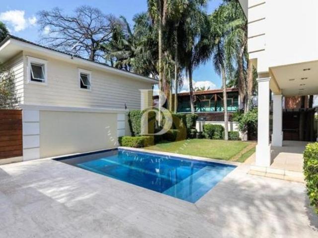 Casa espetacular, localizada no Alto da Boa Vista