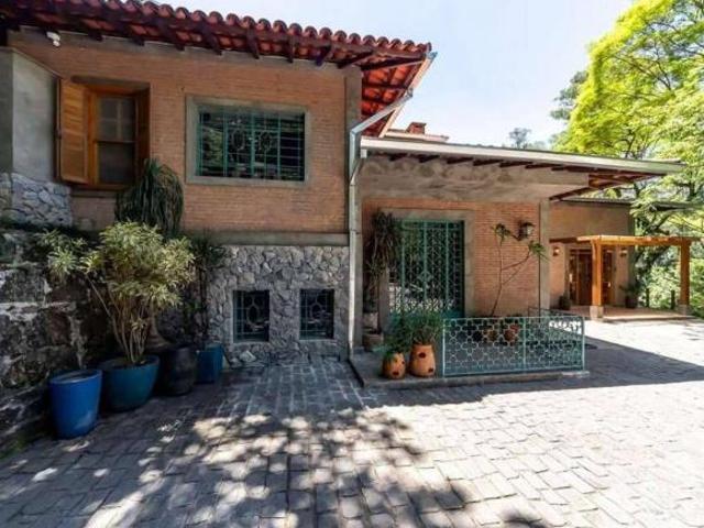 CASA ESPECIAL NO CONDOMINIO PALOS VERDES! Totalmente reformada com 3 lotes!