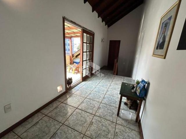 Casa especial com três dormitórios, pátio com piscina, completo lazer