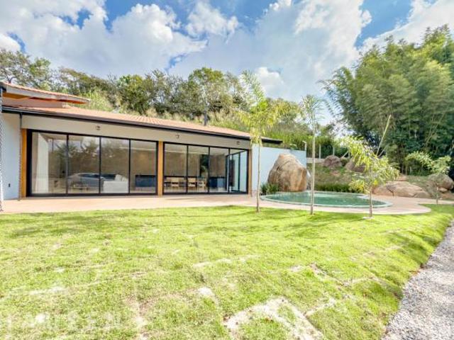 Casa Espelho D&apos gua, com piscina cinematografica