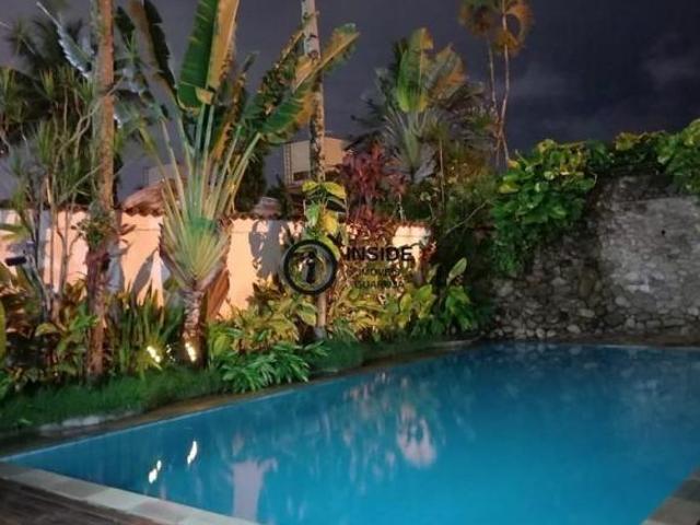Casa estilo barroco frente mar na praia da enseada