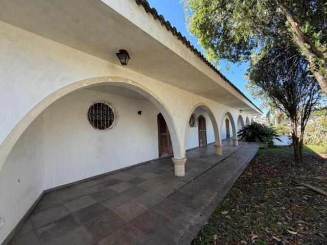 Casa estilo colonial 299 m2 com terreno 689 m2 Tarumã Curitiba PR