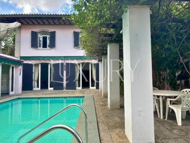 Casa Estilo Colonial a Venda no Alto de Pinheiros 1600m Terreno