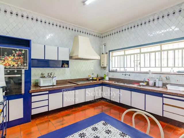 Casa estilo neoclássica em rua arborizada